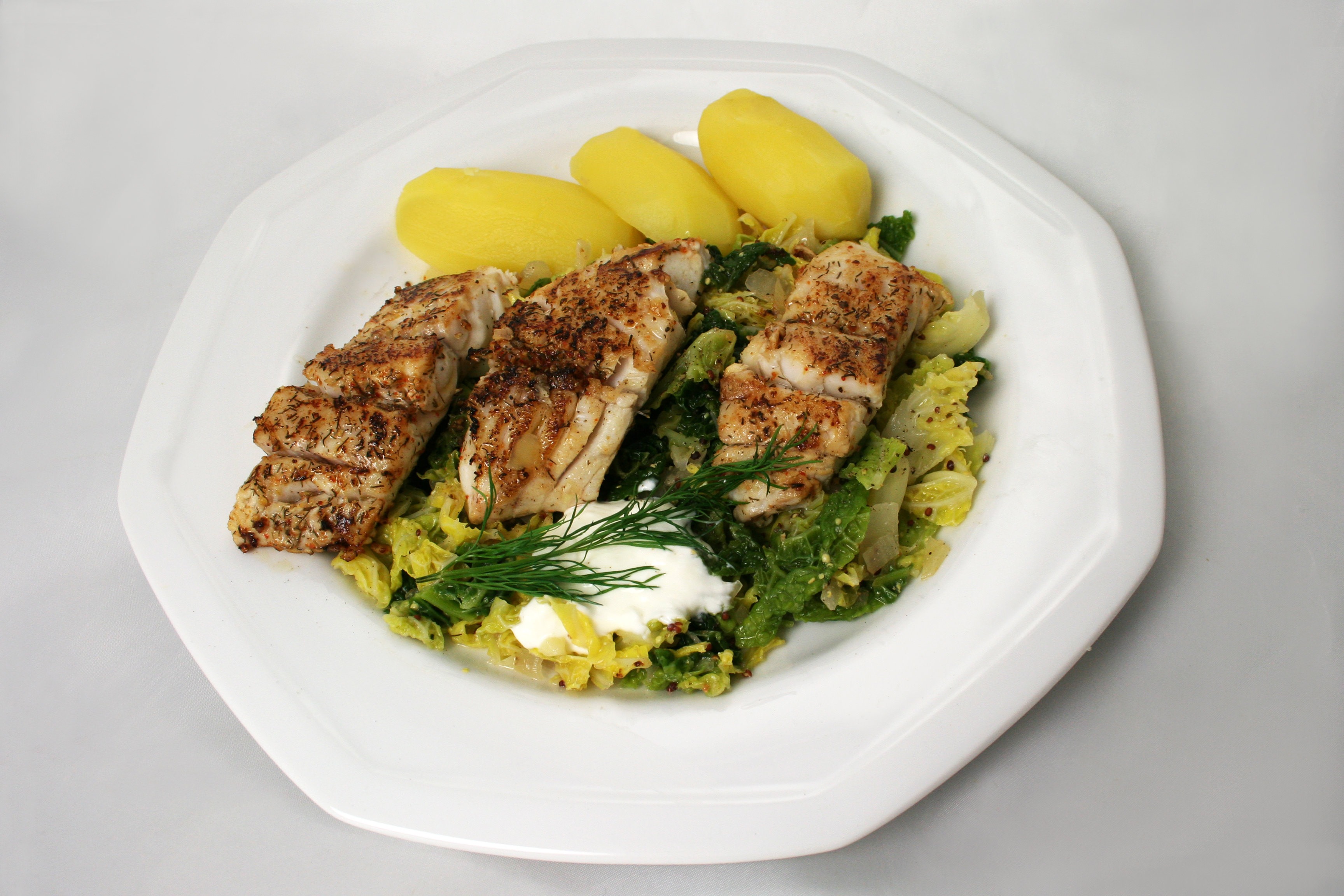 Der Winter-Klassiker fettarm: Wirsingkohl mit Goldbarsch